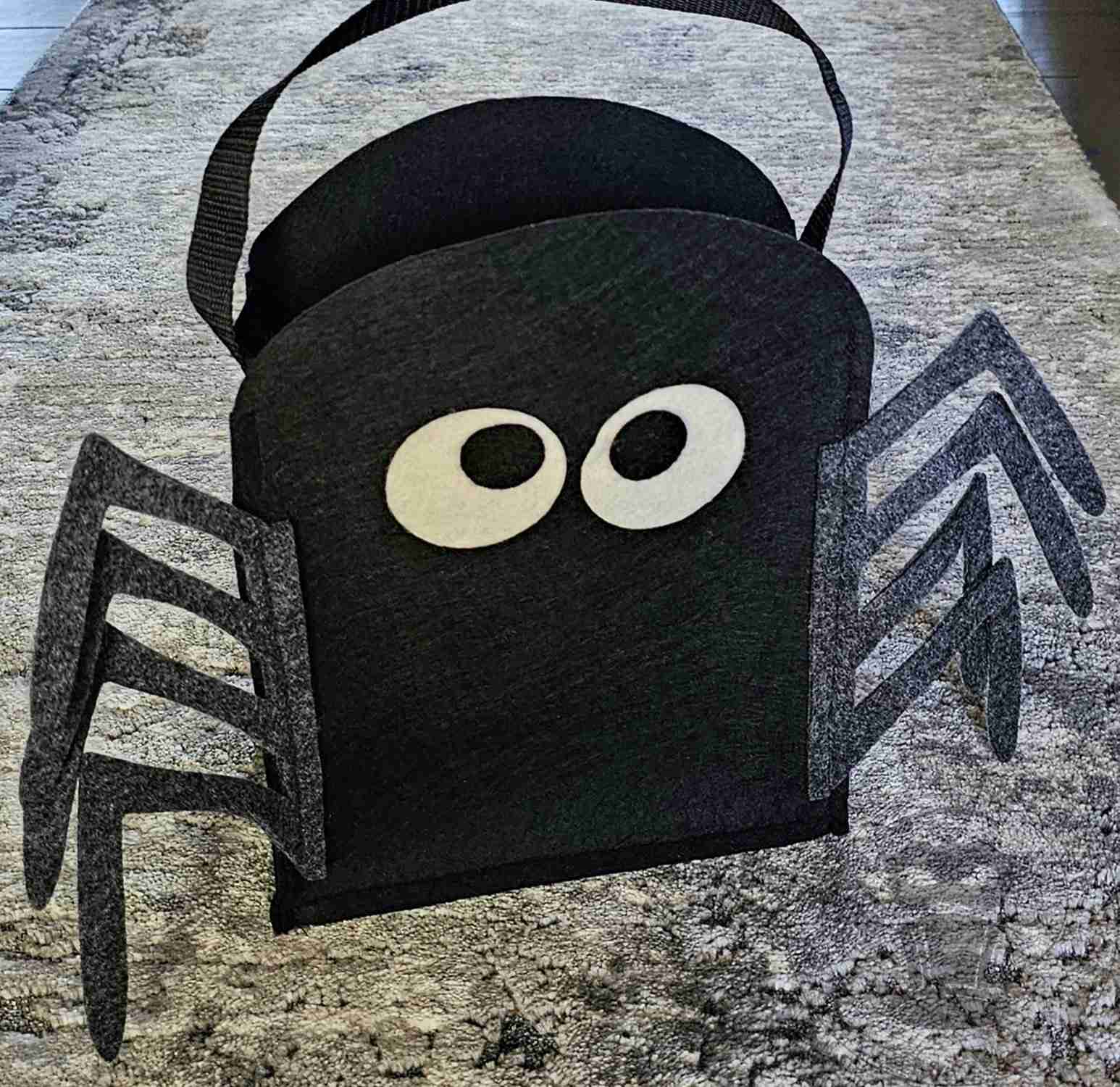 How To Make A Cute Spider Halloween Trick-Or-Treat Bag | Making Make ...
